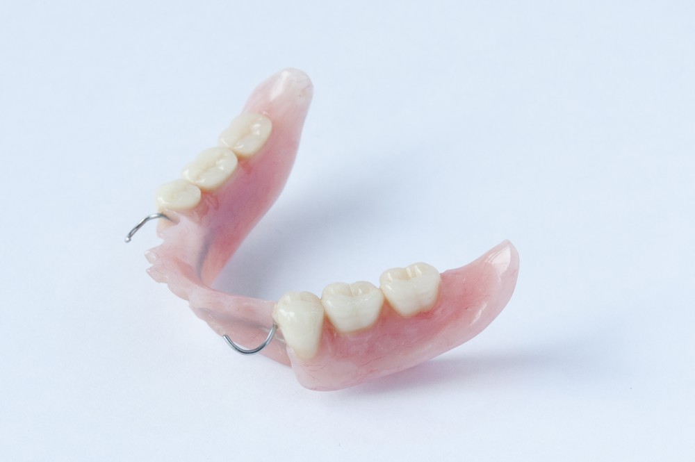 Het reinigen van een frameprothese